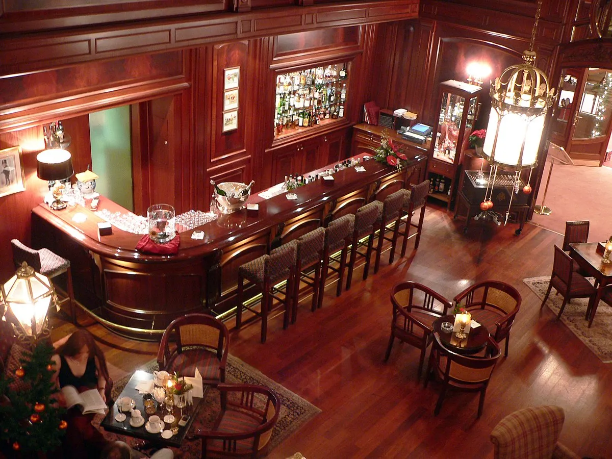 Tiga Bar Di Wilayah Senopati dan Kemang Disegel Polisi | DKI Jakarta ...